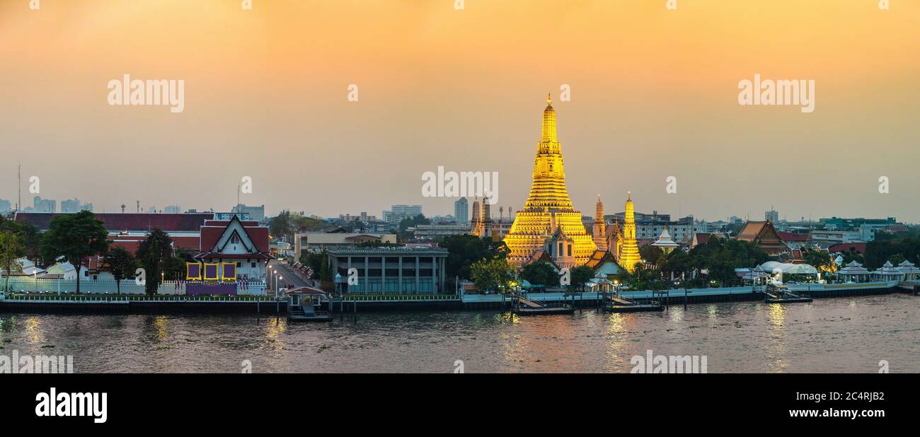 Panoramic aerial view of Wat Arun Temple at beautiful sunset in Bangkok ...