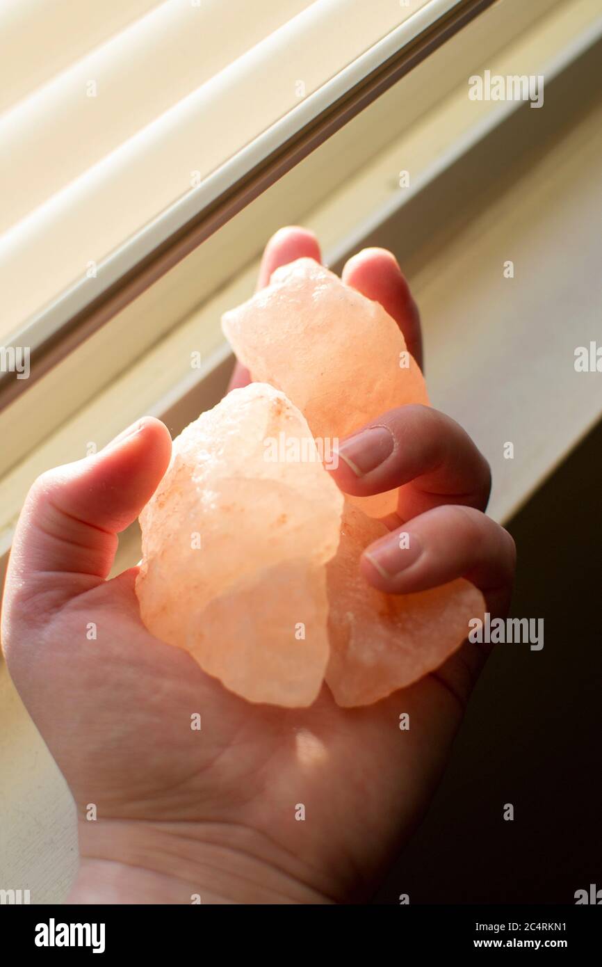 Himalayan rock salt hand hi-res stock photography and images - Alamy