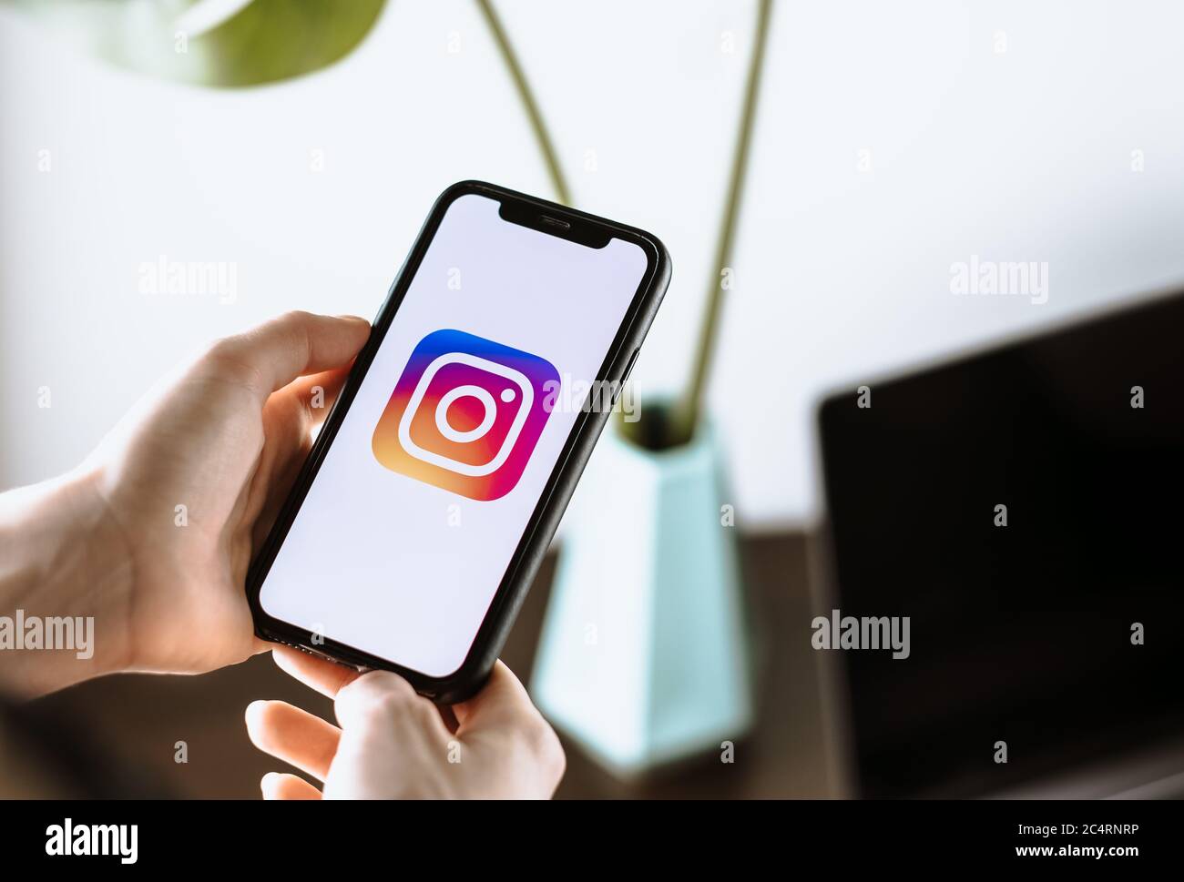 instagram app logo on the smartphone screen Stock Photo - Alamy