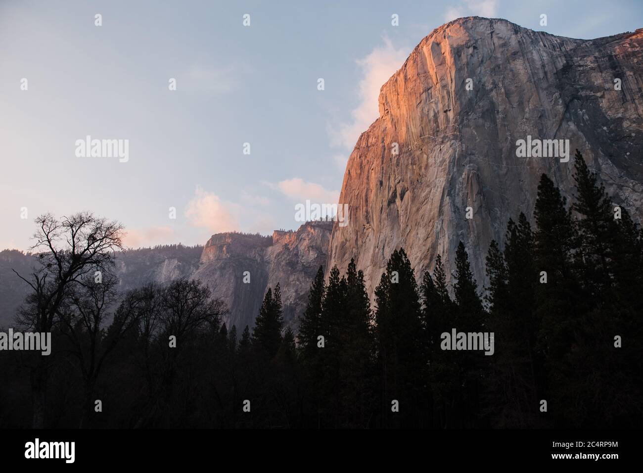 Soft sunset light illuminates the granite rock formations of Yosemite ...