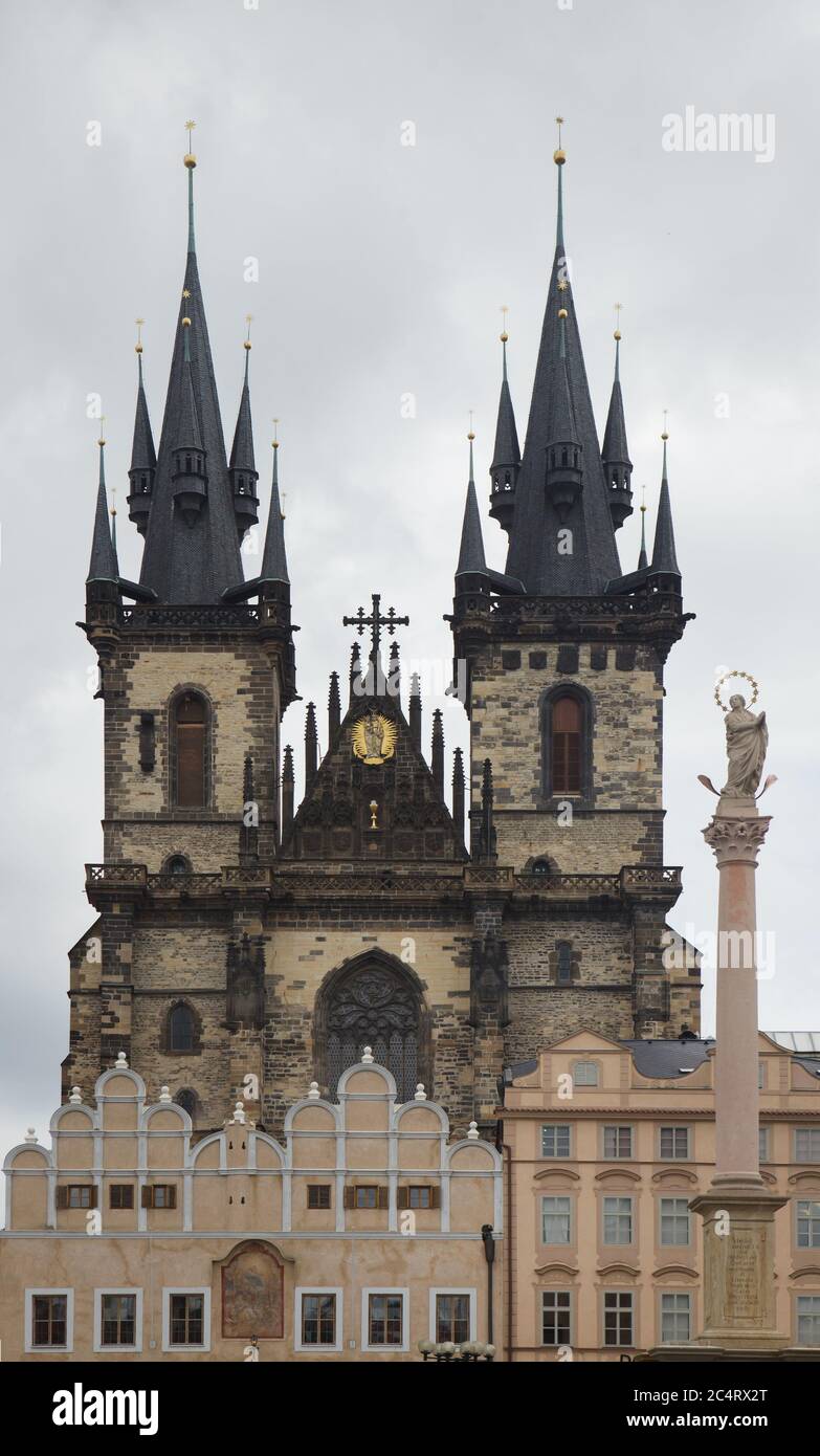 Marian Column (Mariánský sloup) in front on the Týn Church (Týnský ...