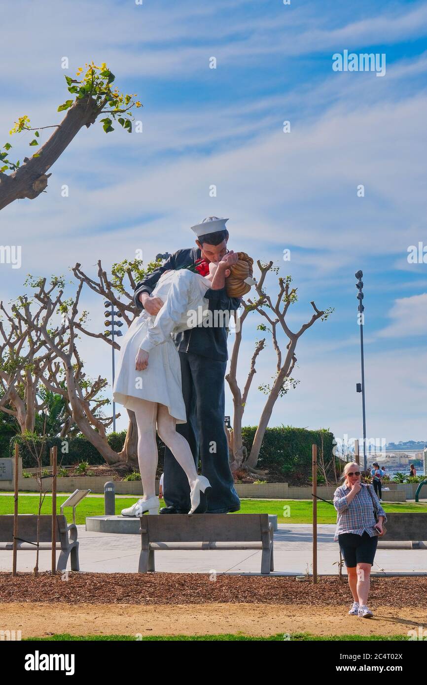 Unconditional surrender statue hi-res stock photography and images - Alamy