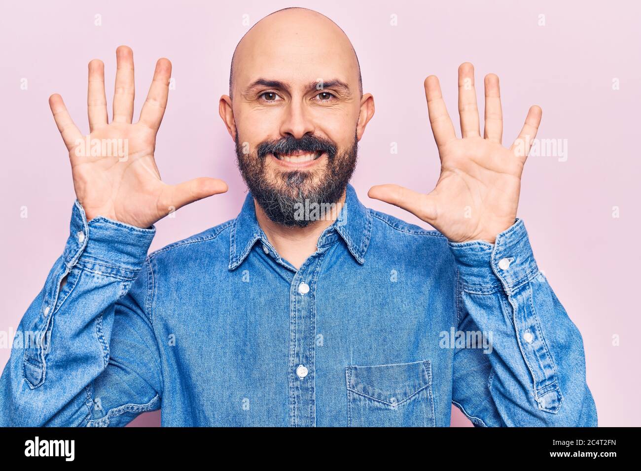 Young handsome man wearing casual clothes showing and pointing up with ...