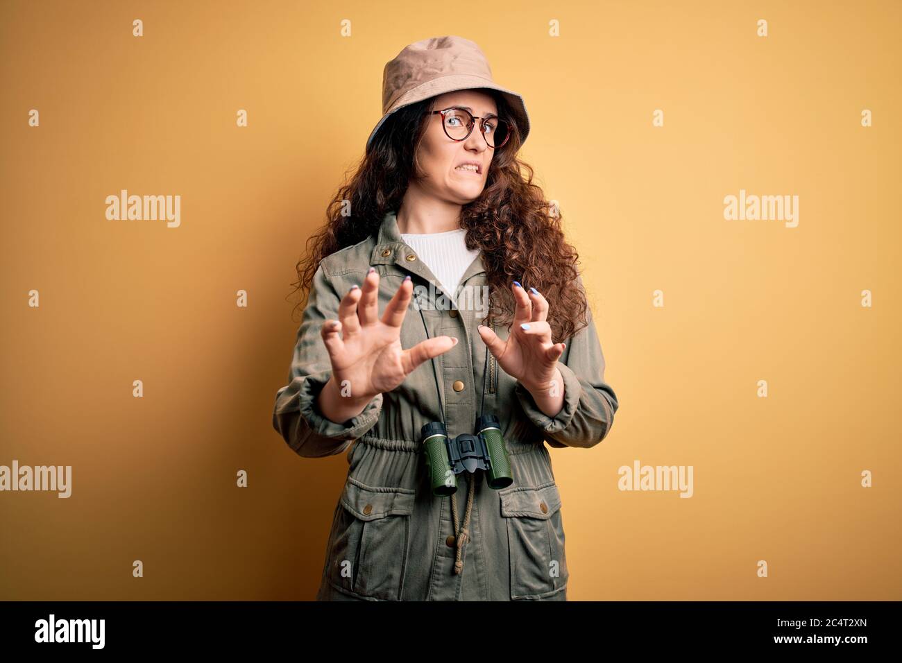 Young beautiful tourist woman on vacation wearing explorer hat and ...