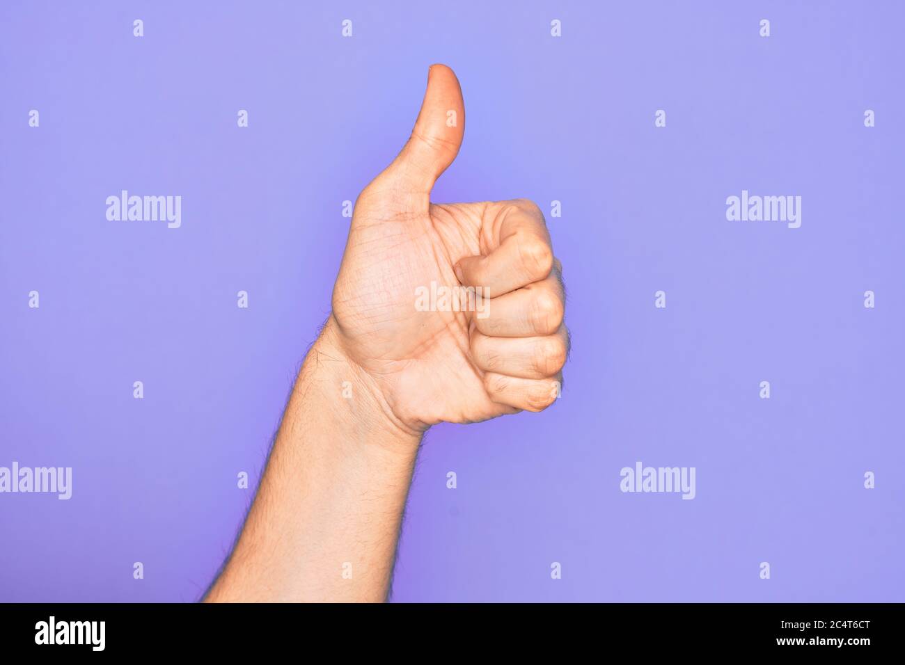 Hand of caucasian young man showing fingers over isolated purple ...
