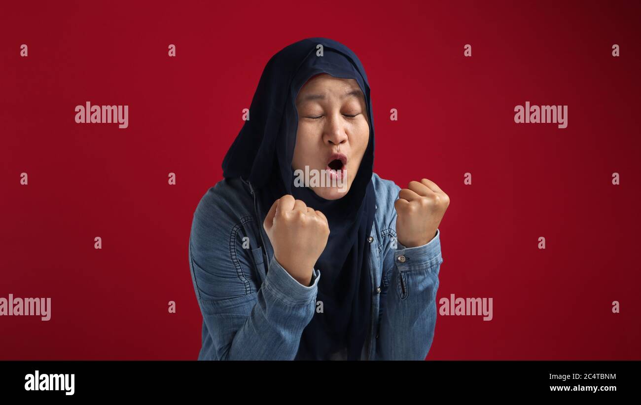 Portrait of success beautiful muslim businesswoman wearing hijab ...