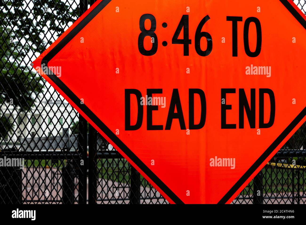 Dead end sign and barrier hi-res stock photography and images - Alamy