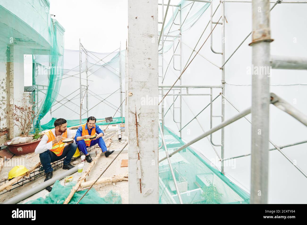 Construction workers eating lunch hi-res stock photography and images ...