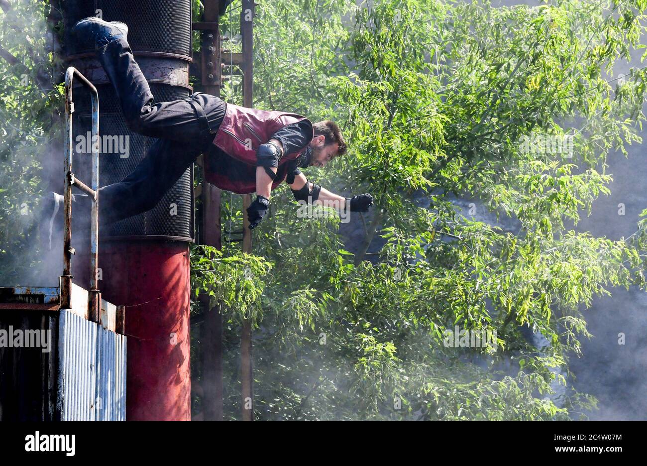 Potsdam, Germany. 26th June, 2020. A stuntman falls from a roof during ...