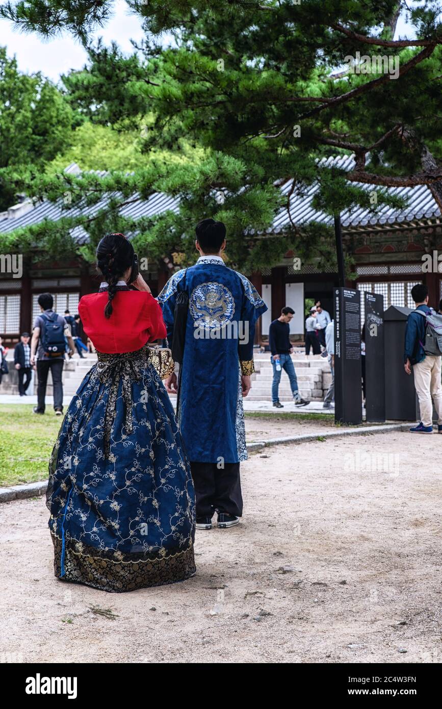 Korean street fashion hanbok seoul hi-res stock photography and images ...