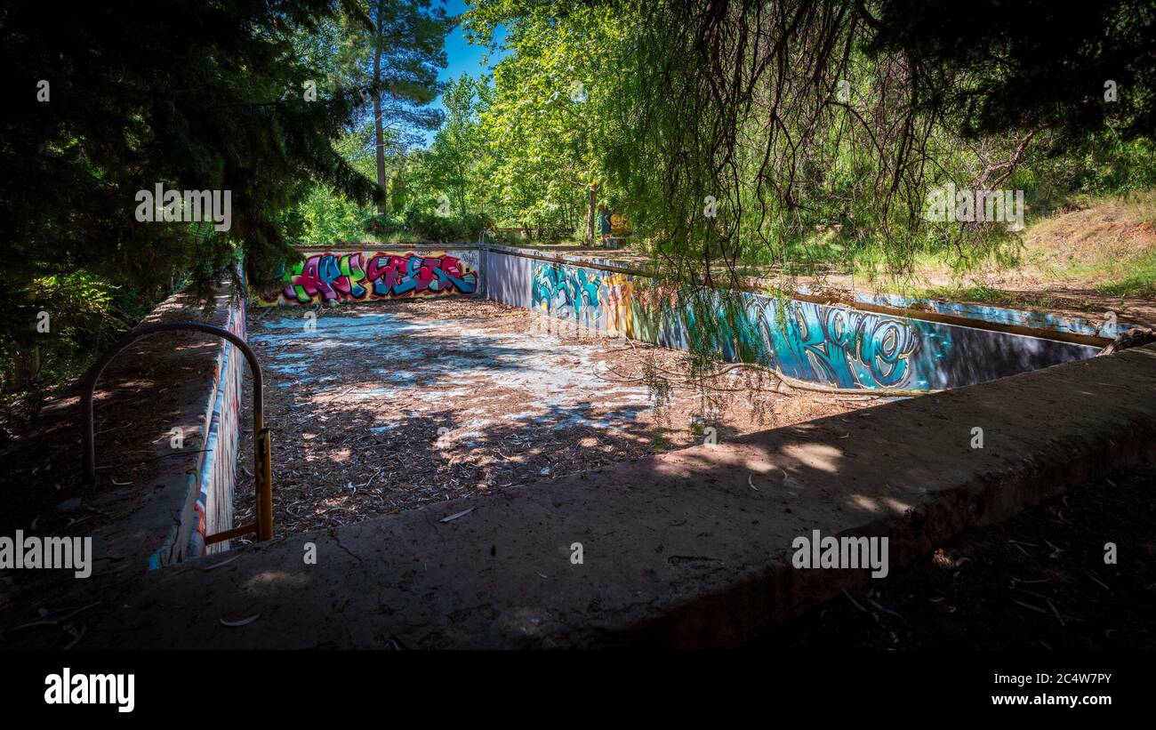 Run down swimming pool hi-res stock photography and images - Alamy