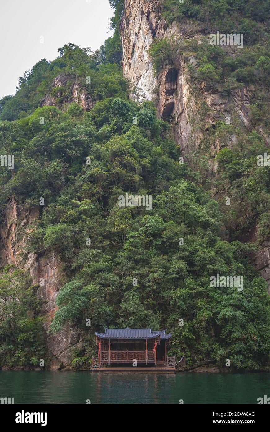 Old traditional wooden chinese floating house cabin on Baofeng Lake ...