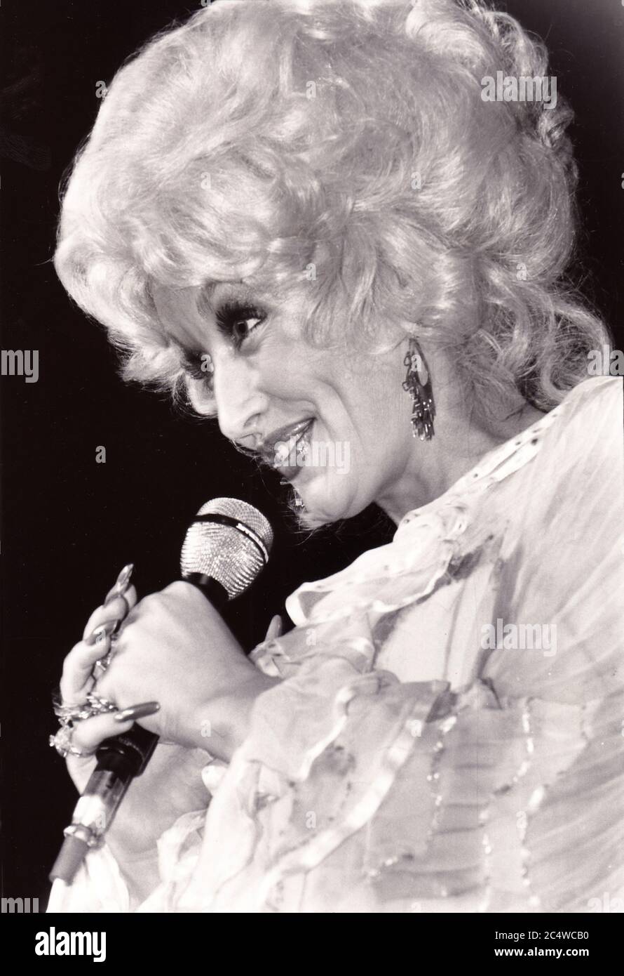 Dolly parton performing 1981 hi-res stock photography and images - Alamy