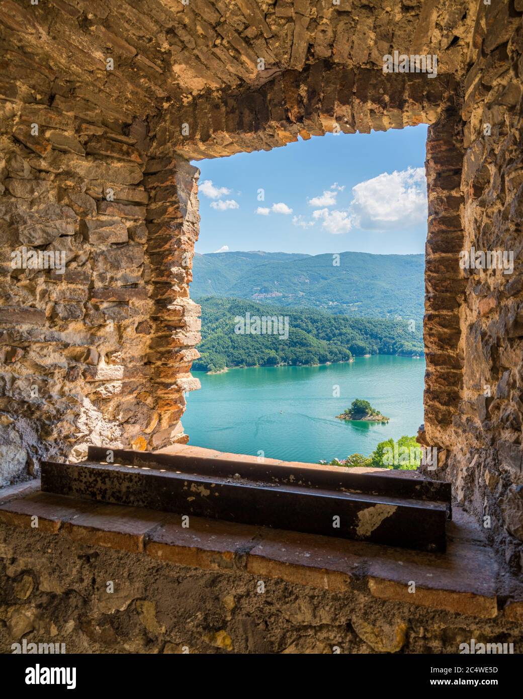 The beautiful village of Rocca Vittiana overlooking the Lago del Salto ...