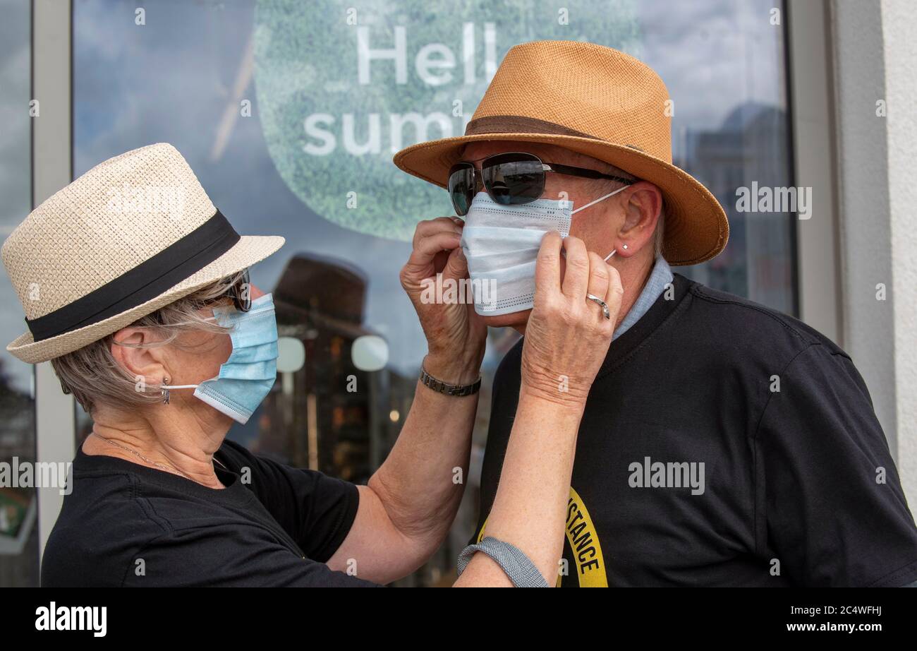 Hampshire, England, UK. 2020. Elderly couple during Covid-19 wife ...