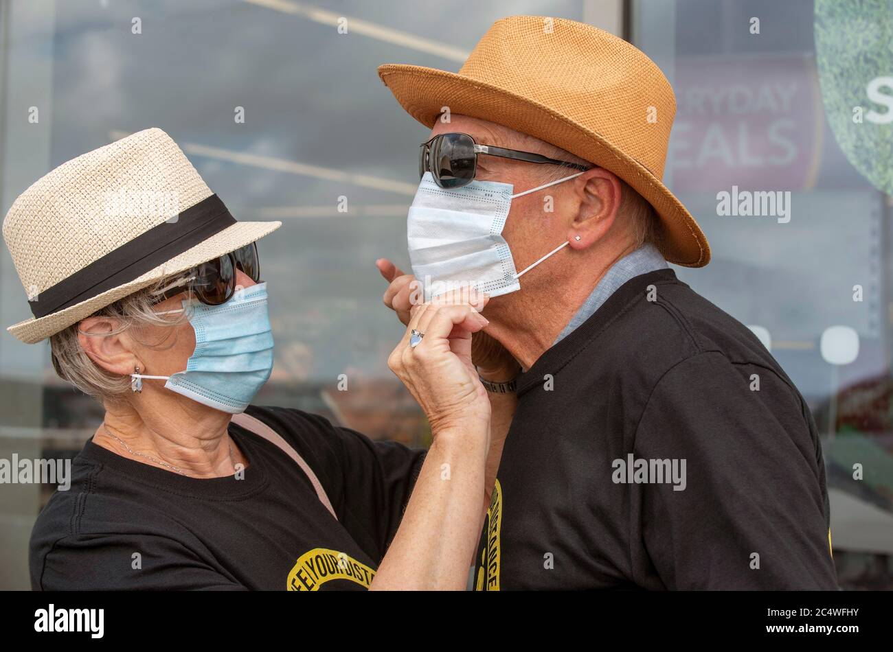 Hampshire, England, UK. 2020. Elderly couple during Covid-19 wife ...