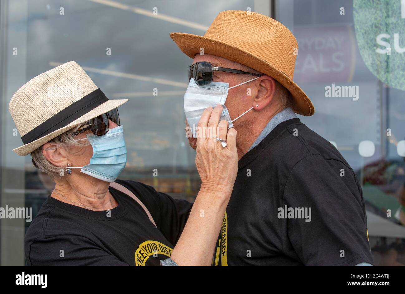 Hampshire, England, UK. 2020. Elderly couple during Covid-19 wife ...