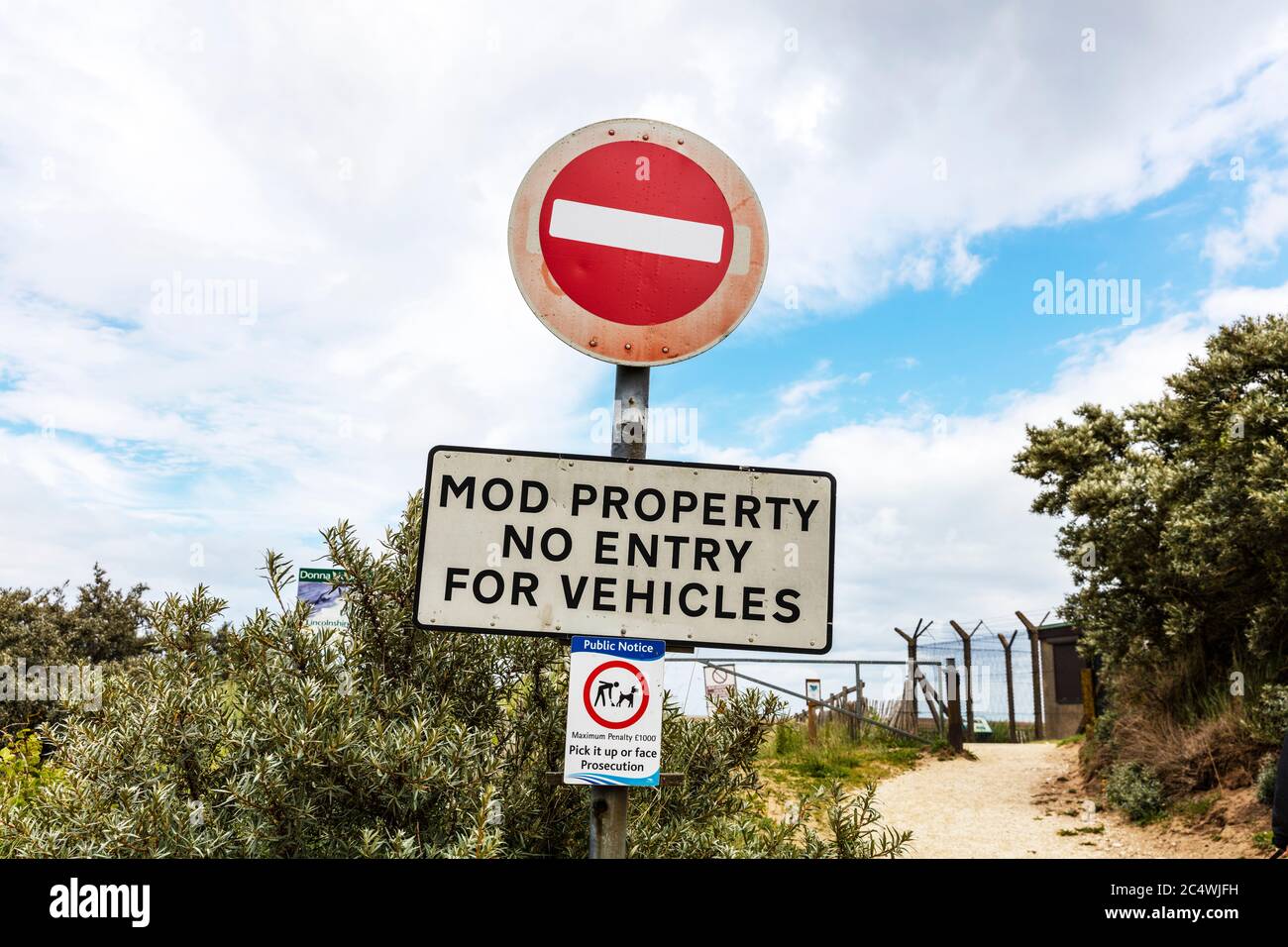 MOD property sign, no entry for vehicles sign, sign, signs, warning ...