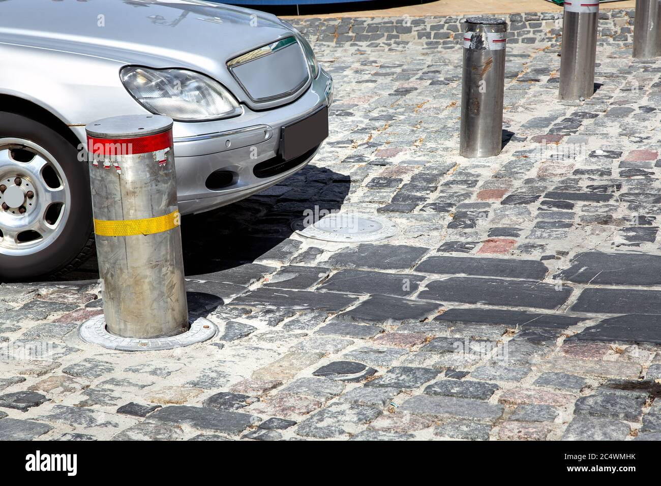 Retractable Electric Bollard Metallic hydraulic for the control traffic ...