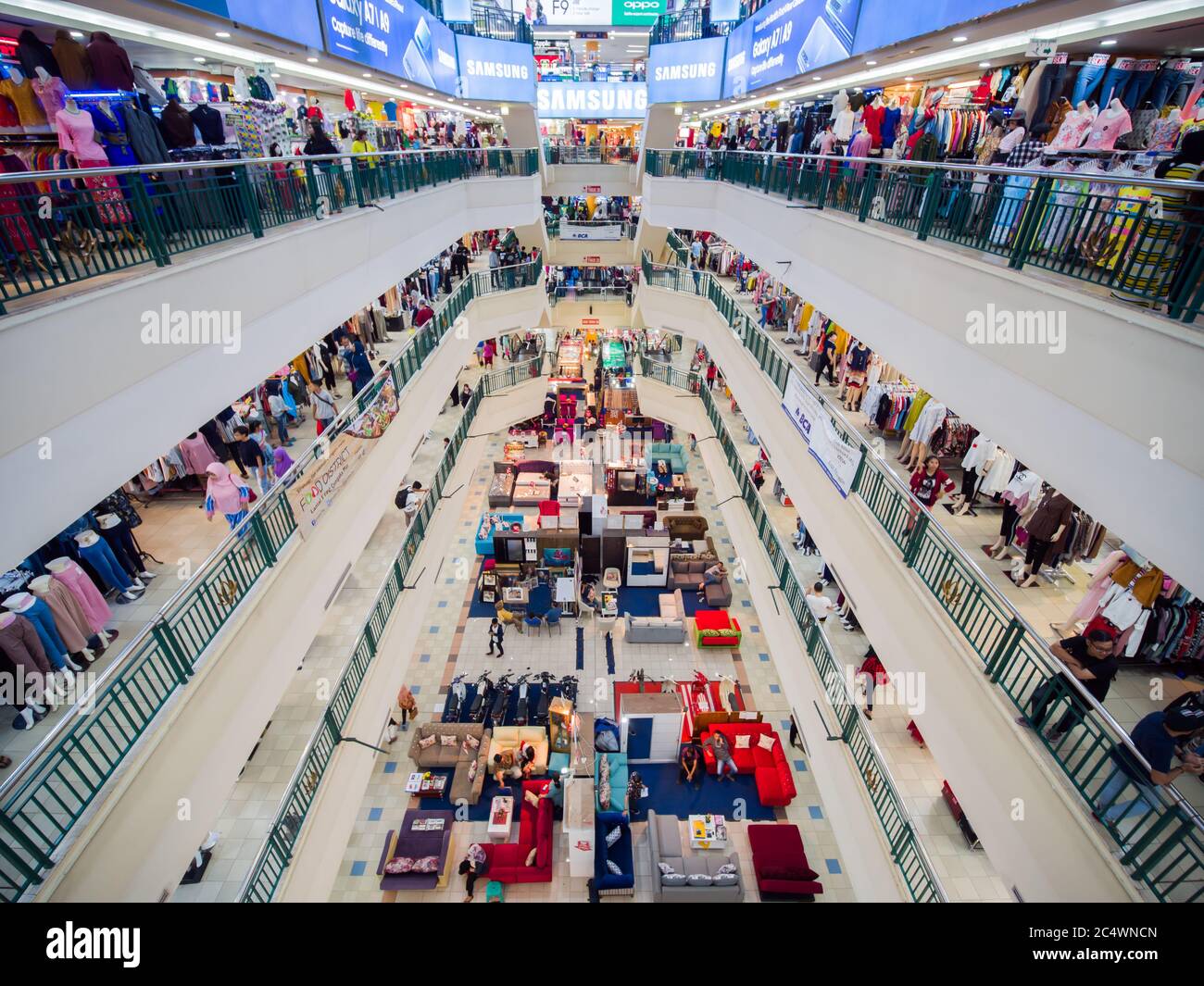 Indonesia people shopping jakarta hi-res stock photography and images ...