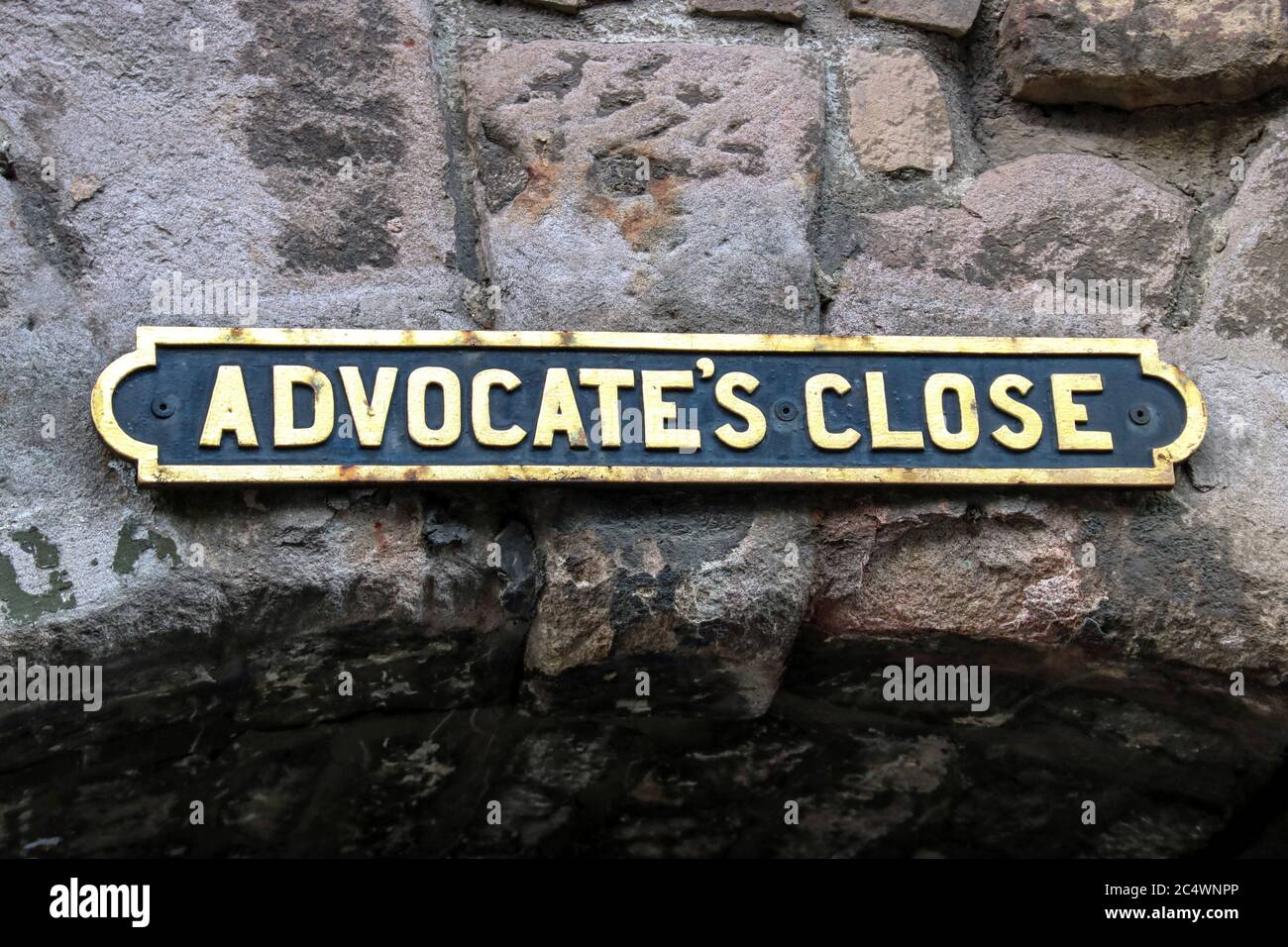 Old Alleyway sign in Edinburgh old town Scotland Stock Photo - Alamy