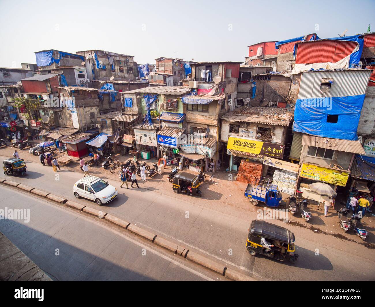 Dharavi slum railway hi-res stock photography and images - Alamy