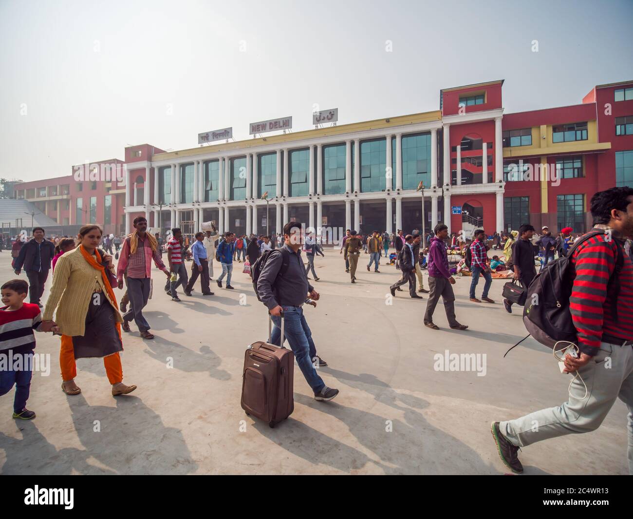 New delhi railway station platform hi-res stock photography and images ...