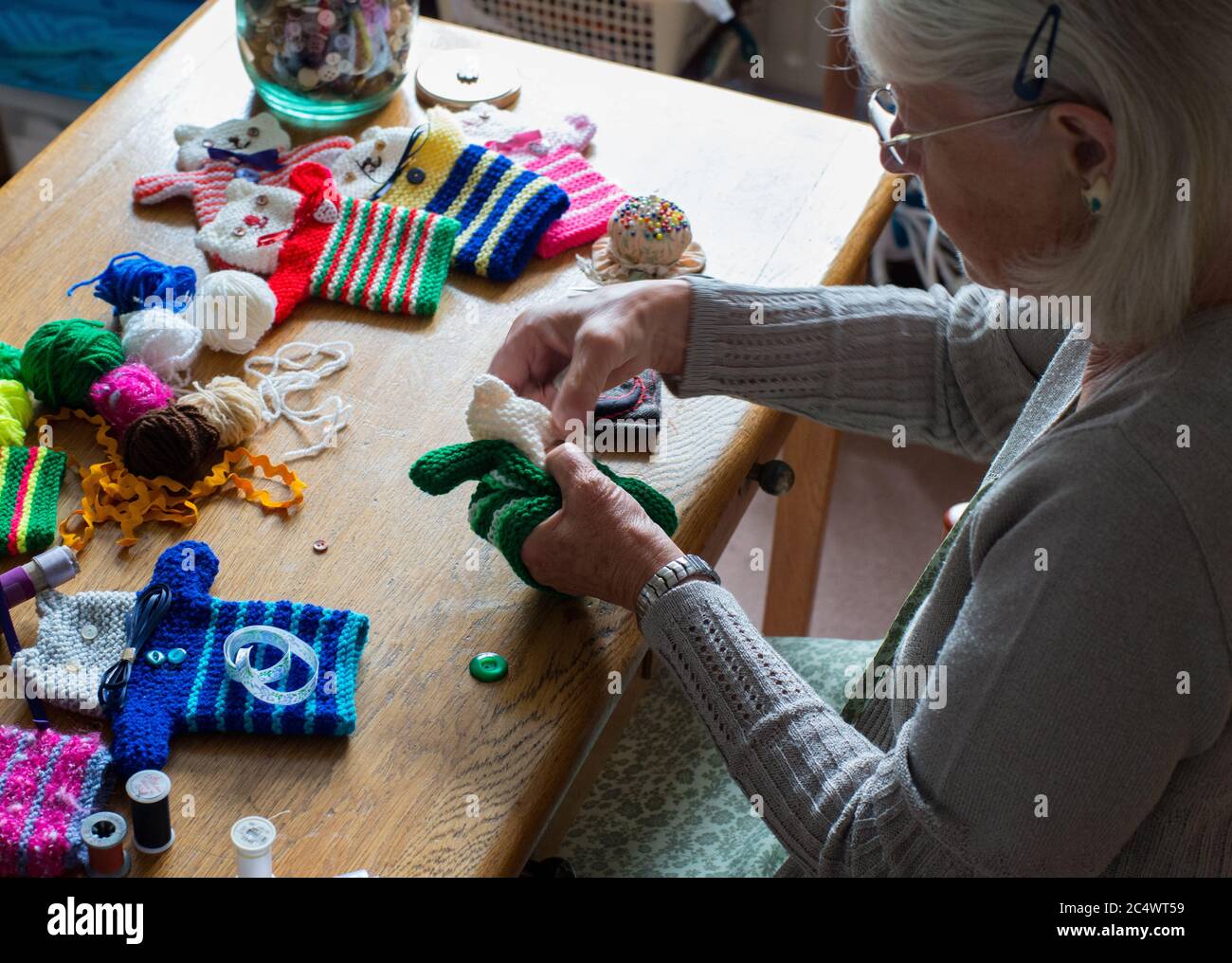 Elderly lady sewing hi-res stock photography and images - Alamy