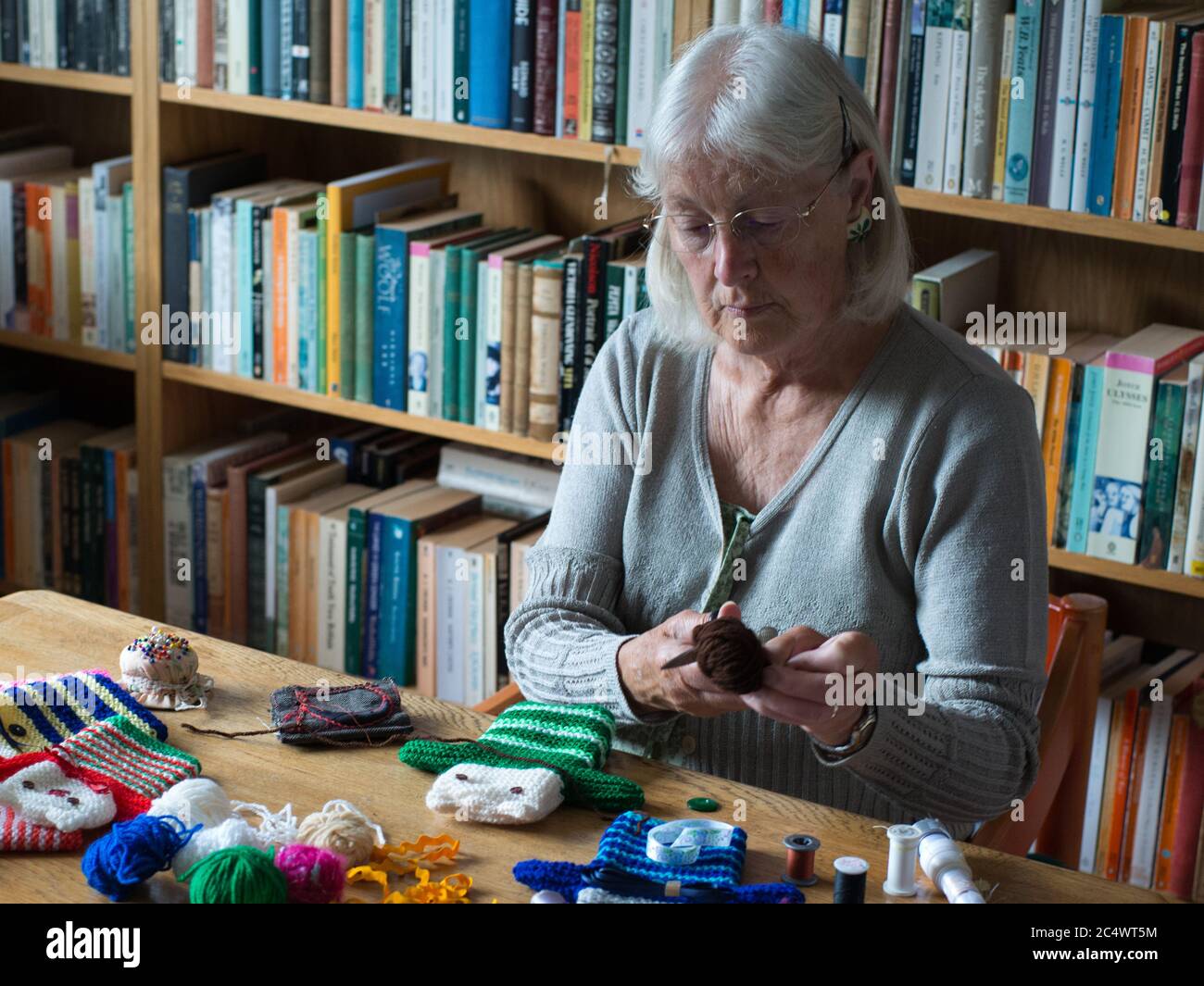 Elderly knitting hi-res stock photography and images - Alamy