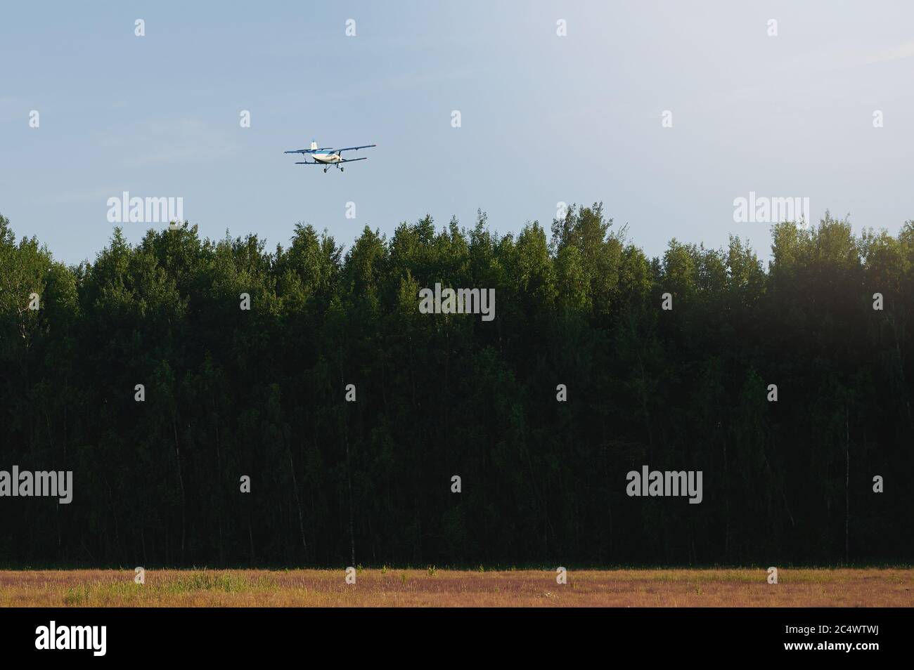Airplane flying over forest hi-res stock photography and images - Alamy