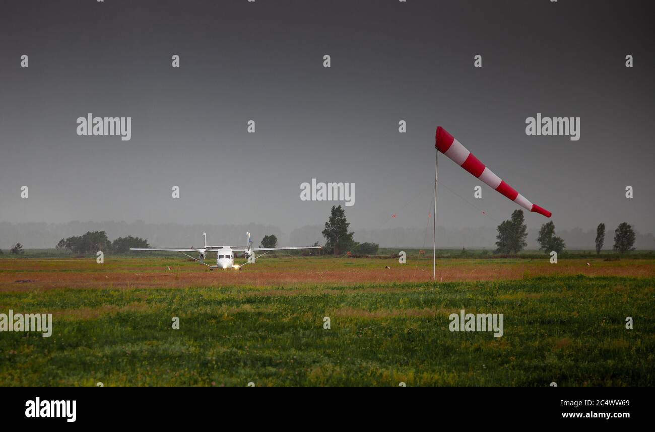 Airfields hi-res stock photography and images - Alamy