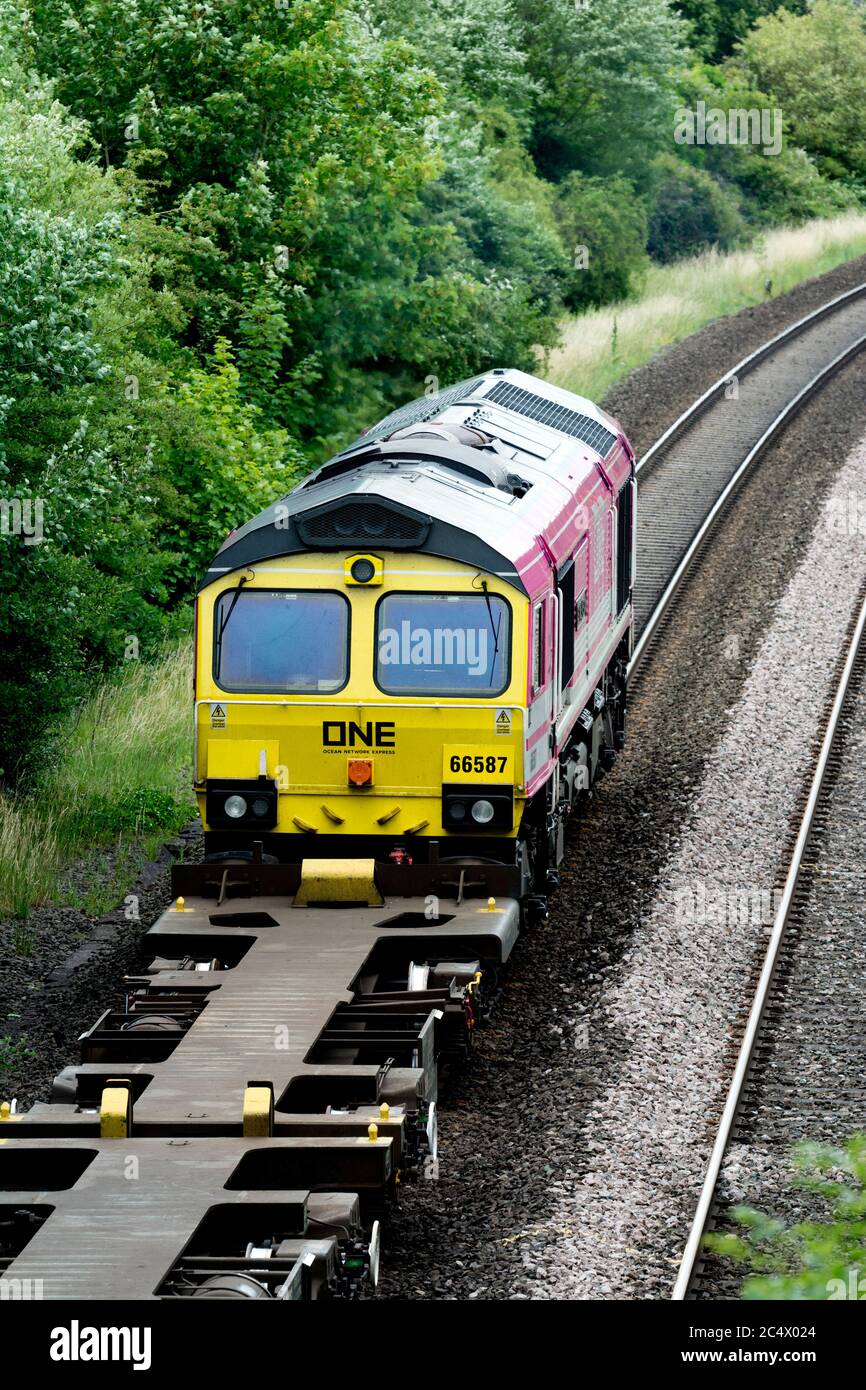 Class 66 locomotive hauling freightliner hi-res stock photography and ...