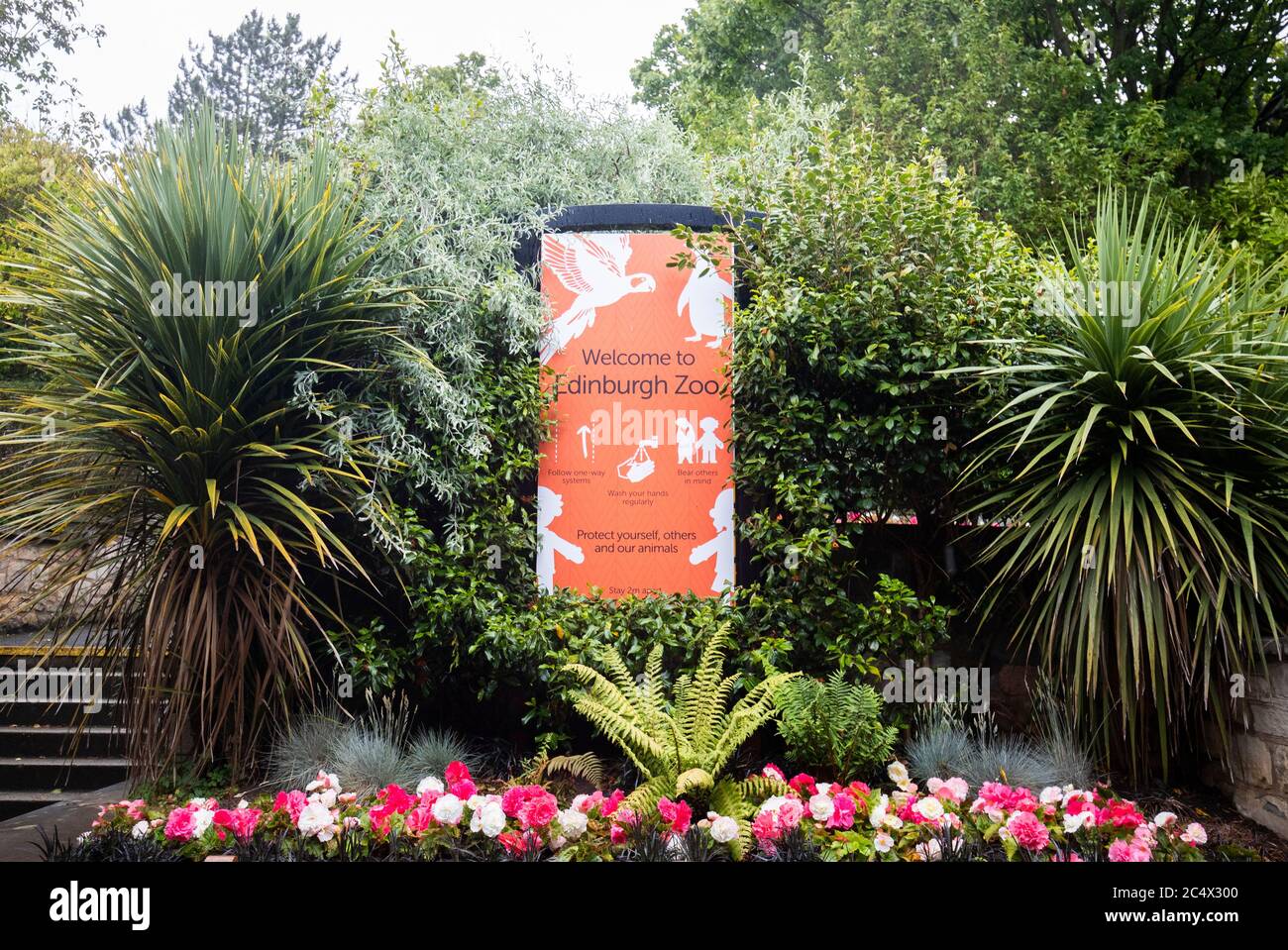 Safety notice at the entrance to edinburgh zoo hi-res stock photography ...