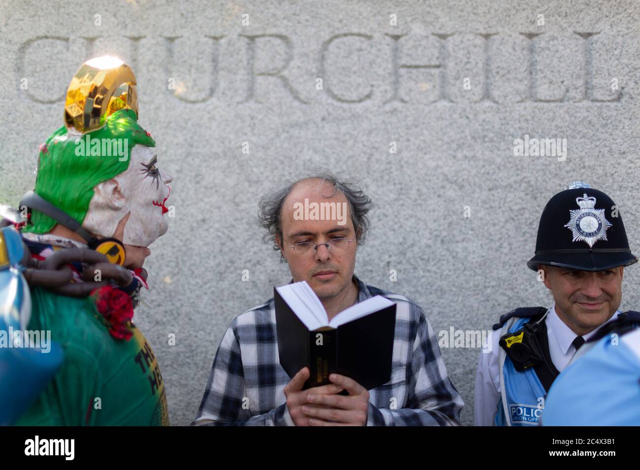 Winston churchill reading statue hi-res stock photography and images ...