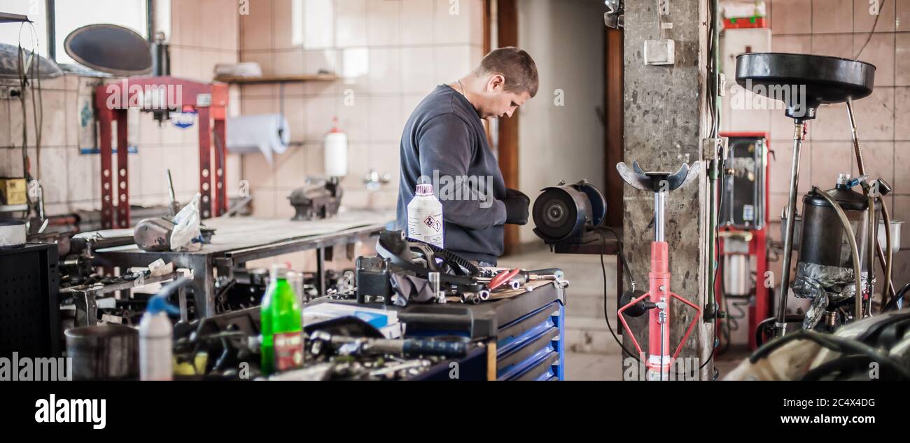Vulcanizing shop hi-res stock photography and images - Alamy