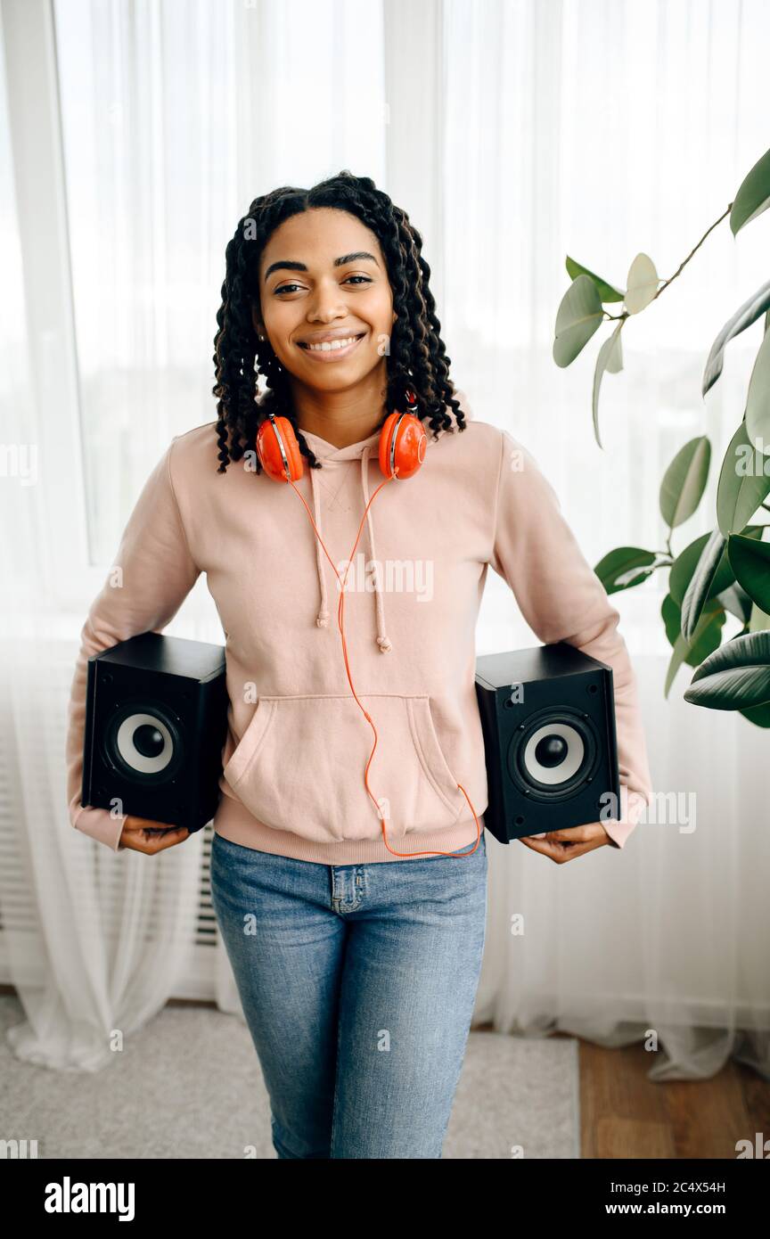 Woman speakers music hi-res stock photography and images - Alamy