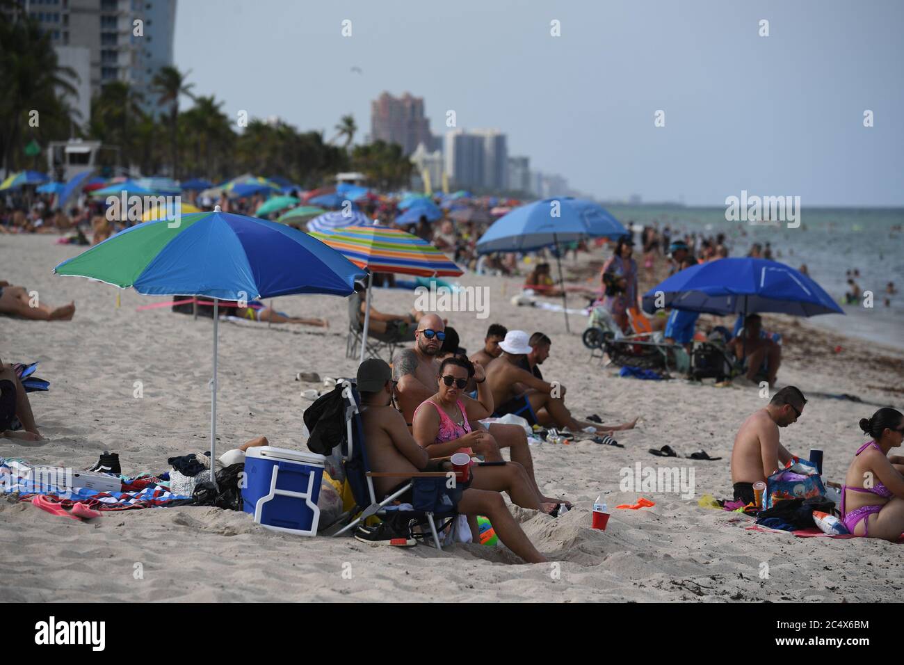 Crowd surge to beaches hi-res stock photography and images - Alamy