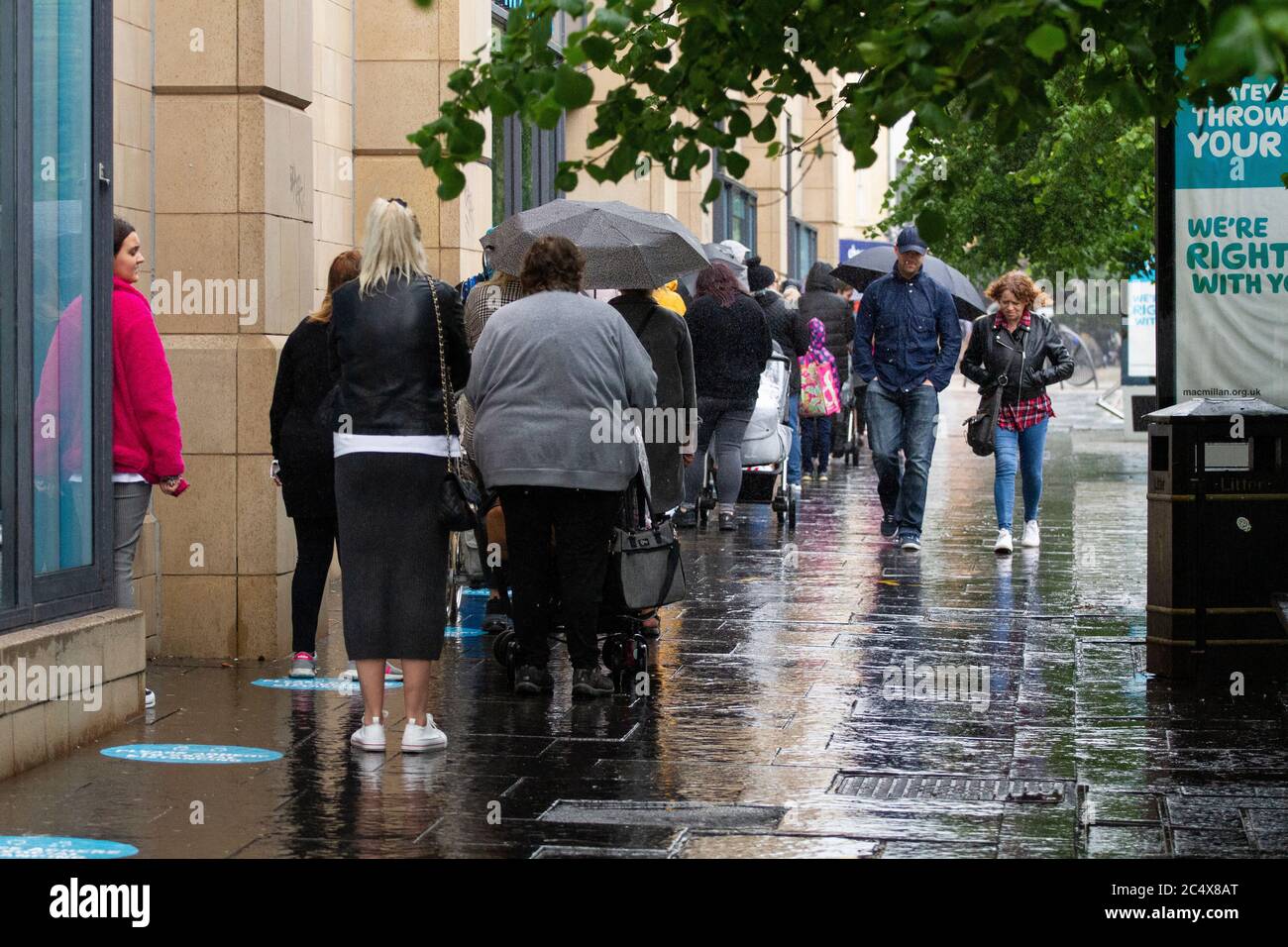 New social distancing guidlines hi-res stock photography and images - Alamy