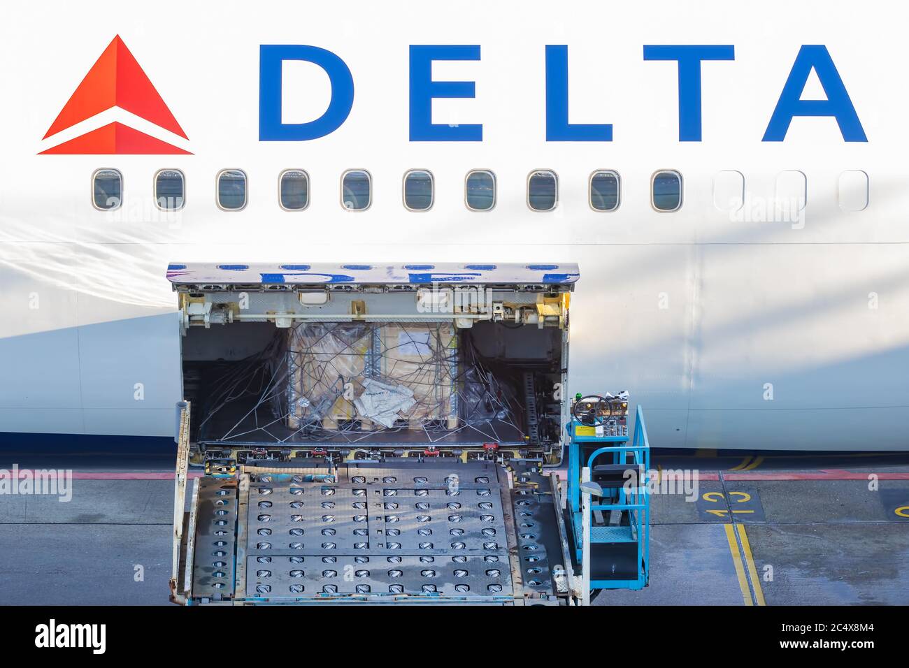 Airplane shipping container hi-res stock photography and images - Alamy