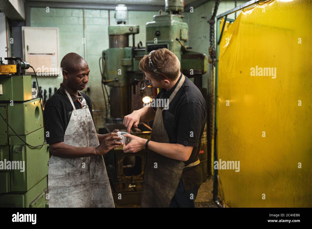 Adult male workers hi-res stock photography and images - Alamy