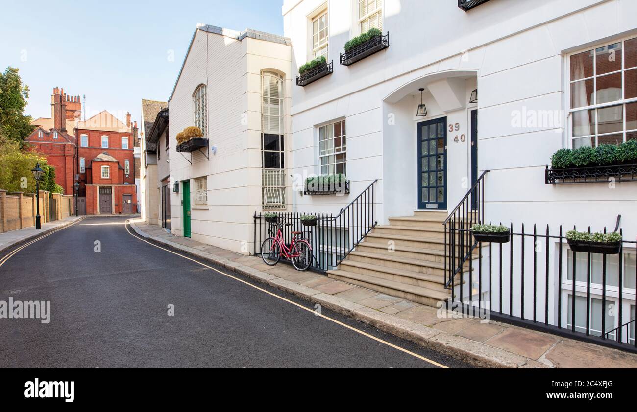 Elegant houses in Glebe Place; an affluent, upmarket area of Chelsea ...