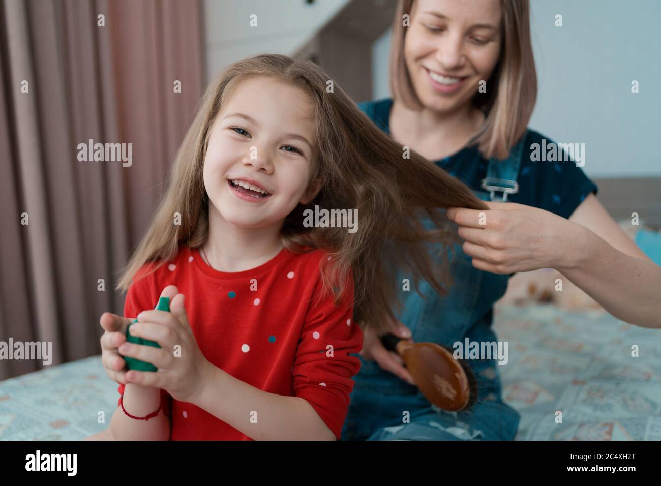 Aunt and niece on bed hi-res stock photography and images - Alamy