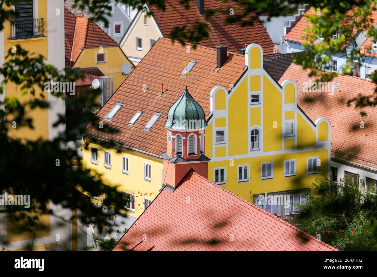 Mainburg in Niederbayern, Marktplatz mit Rathaus vom Klosterberg aus ...