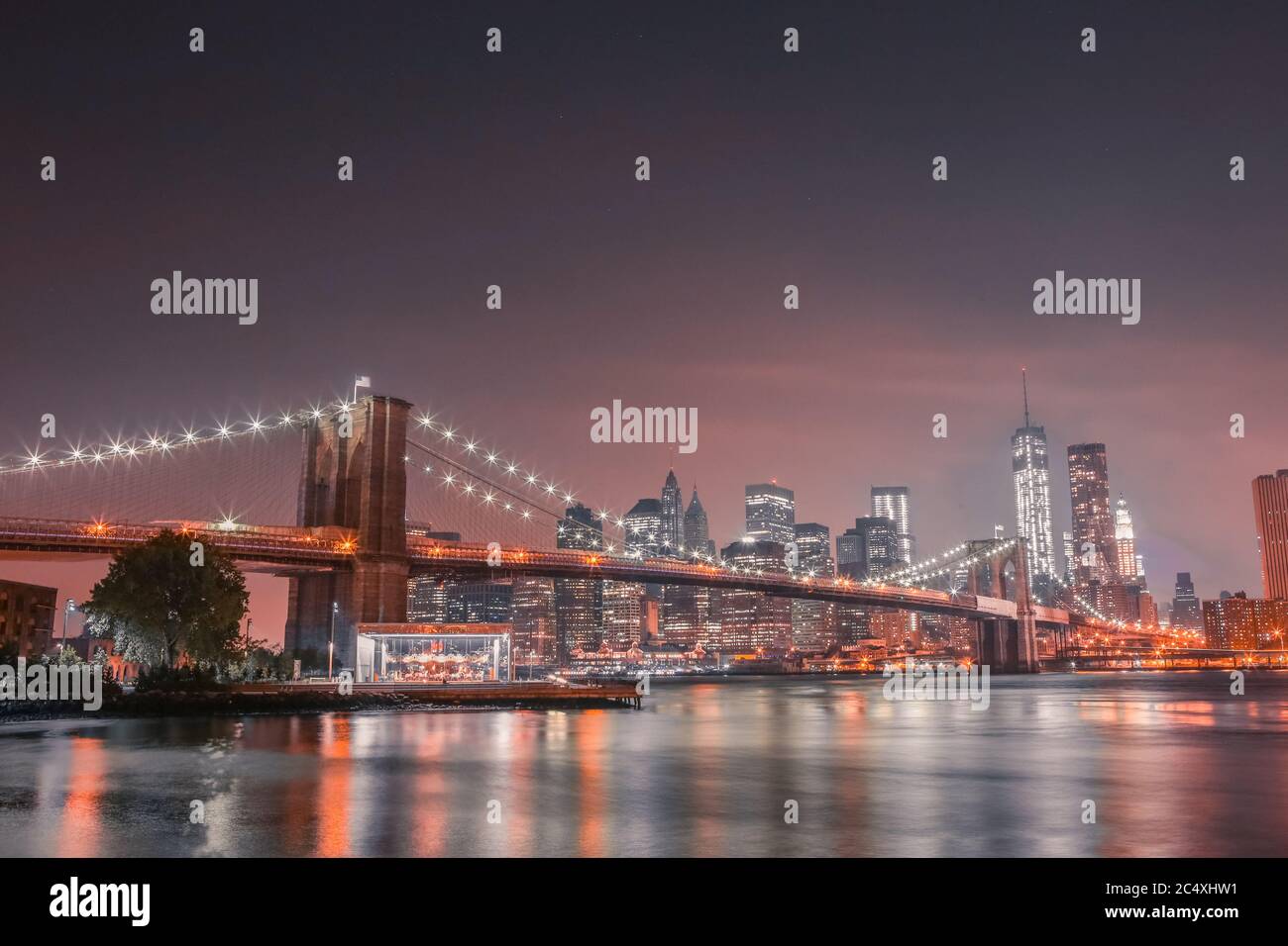 Brooklyn bridge and Manhattan skyline at bight Stock Photo - Alamy