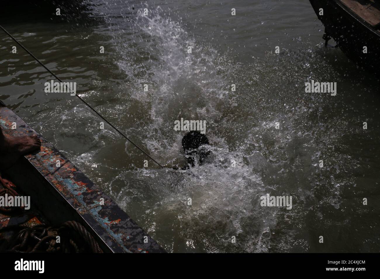 Dhaka, Dhaka, Bangladesh. 29th June, 2020. A diver is diving to spot ...