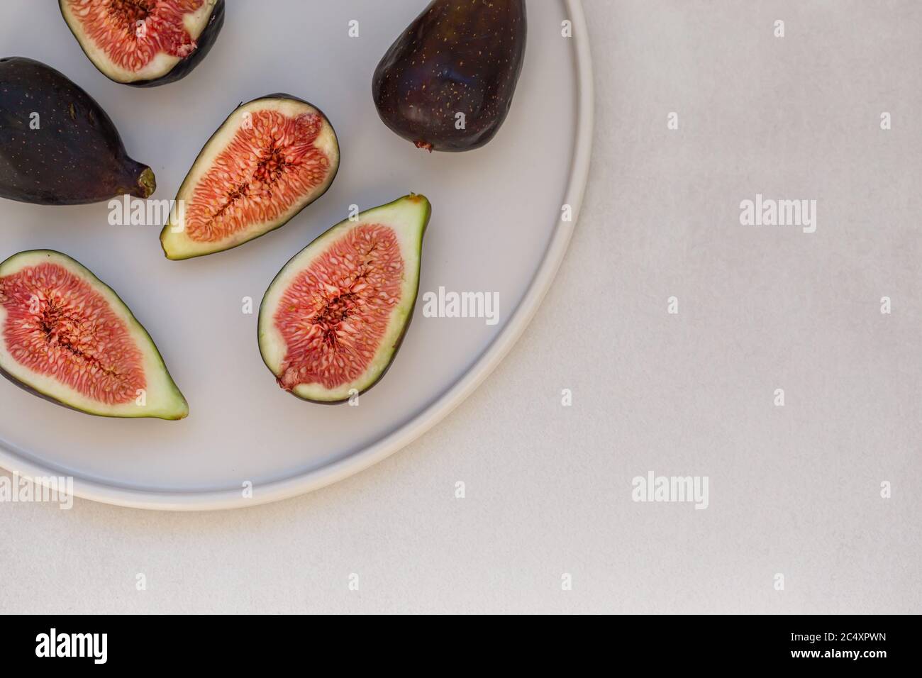 Horizontal image of figs in white ceramic plate. Negative space Stock ...