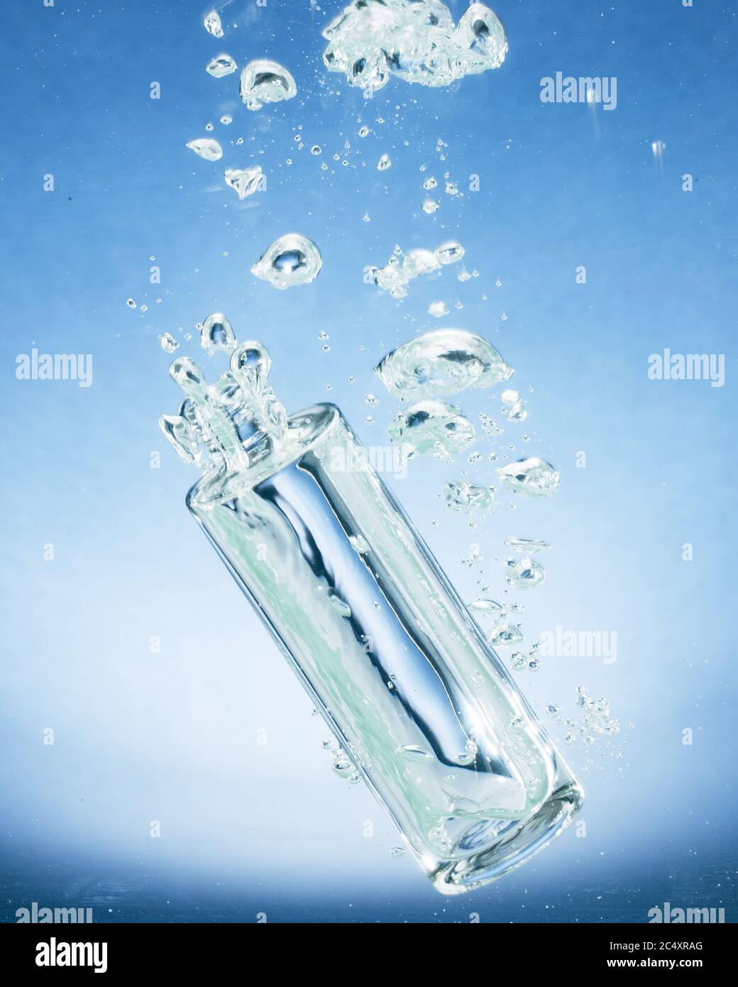 Bubble after putting a glass container in a glass tank Stock Photo - Alamy