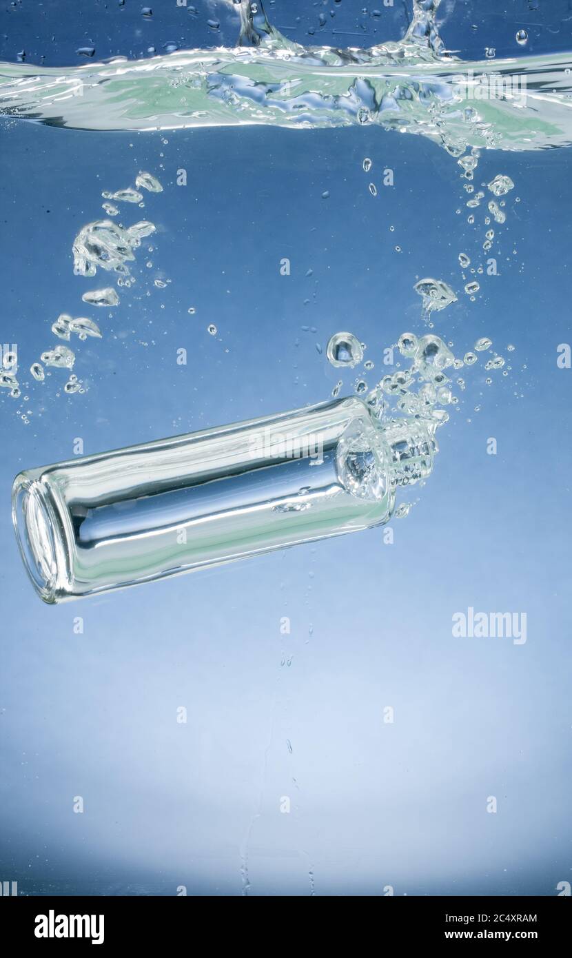 Bubble after putting a glass container in a glass tank Stock Photo - Alamy