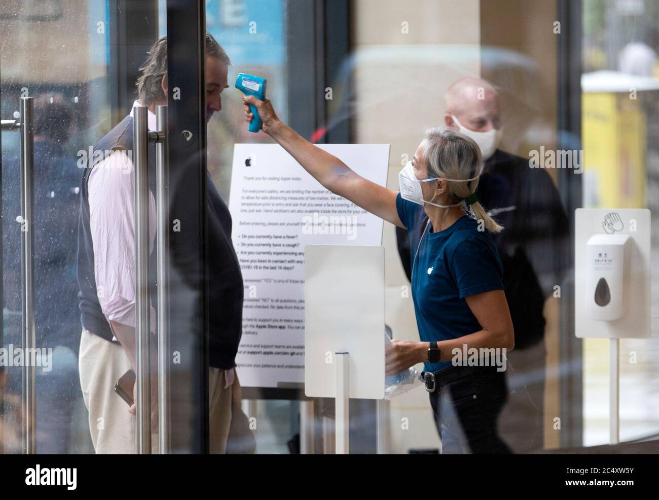 Edinburghs princes street takes temperature hi-res stock photography ...