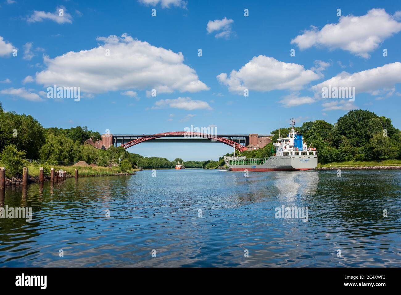 Nord-Ostsee-Kanal. Schiffe passieren die Levensauer Hochbrücke in Kiel-Suchsdorf Stock Photo - Alamy